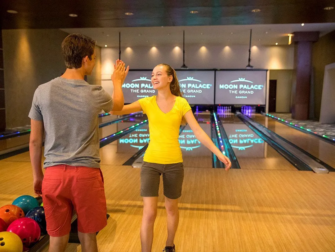 Bowling, drinks and snacks | Moon Palace The Grand Cancun